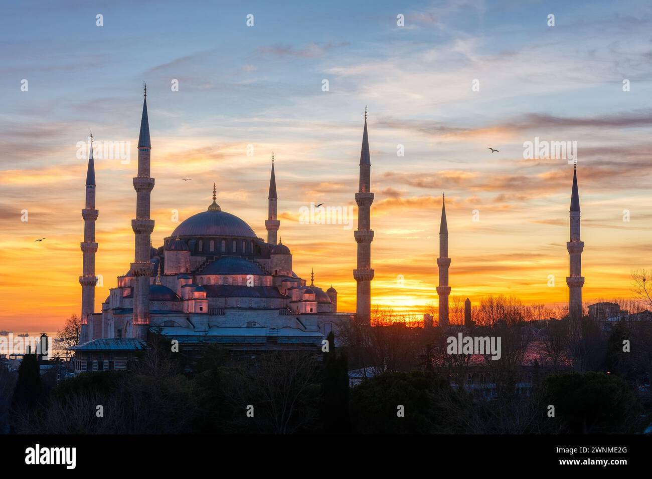 Sunset over The Blue Mosque (Sultanahmet Camii) in Istanbul, Turkey ...