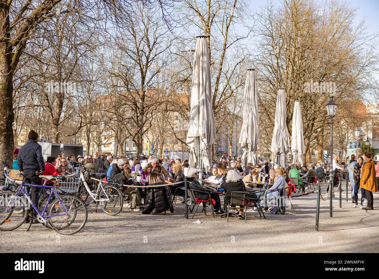 Wiese sonnenbaden hi-res stock photography and images - Alamy