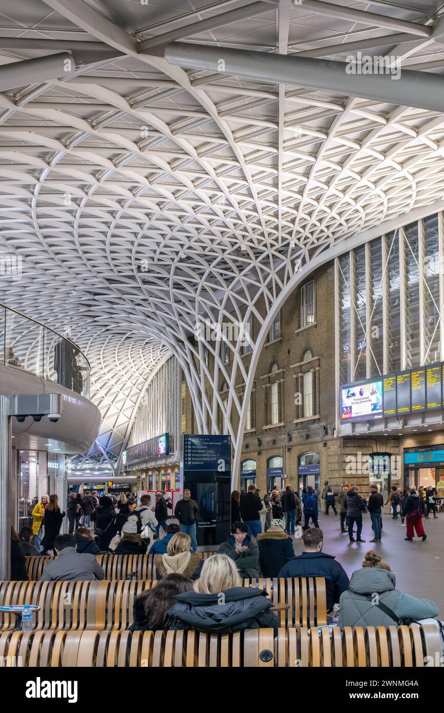 Kings cross station interior hi-res stock photography and images - Alamy