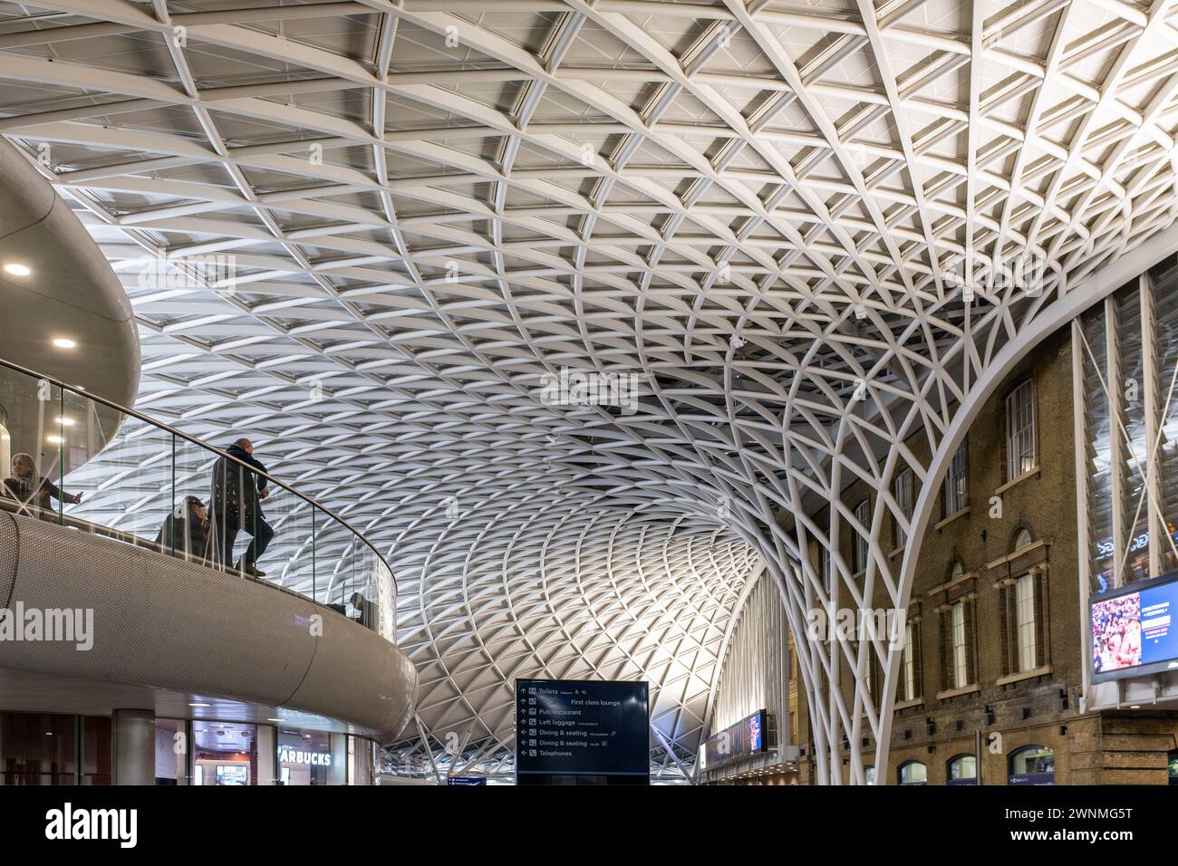 Kings cross station interior hi-res stock photography and images - Alamy