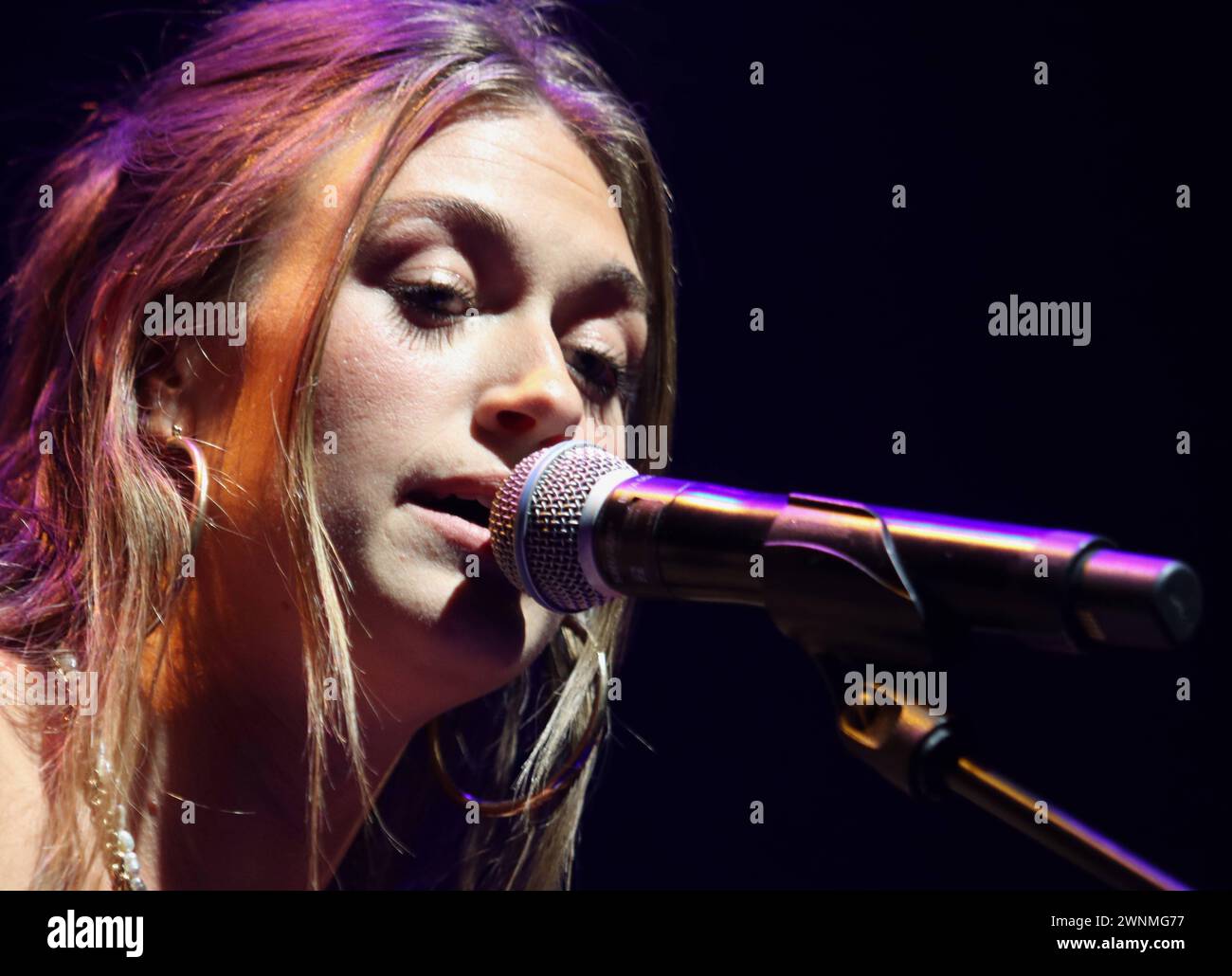 Countrysängerin Lauren Watkins beim C2C 2024 in Berlin Auftritt beim ...