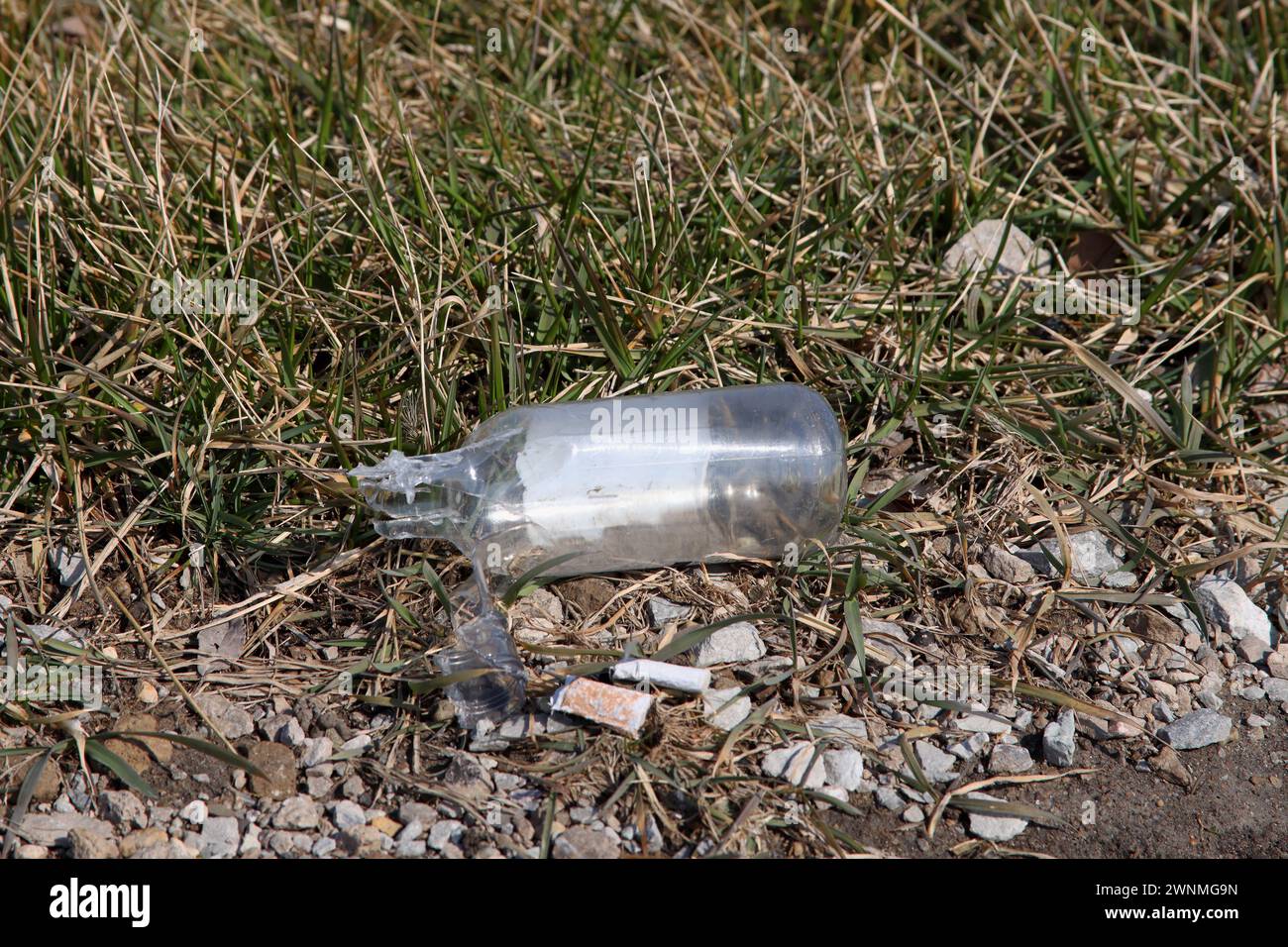 Litter in grass trash hi-res stock photography and images - Alamy