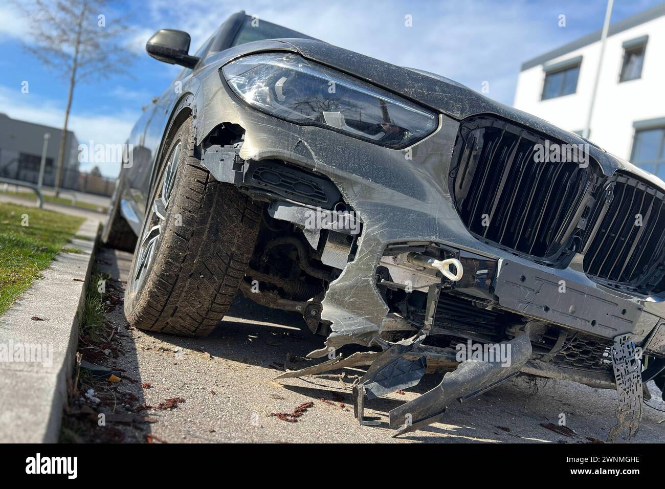 Autounfall,ein ramponierter PKW, BMW mit Frontschaden,Unfallfahrzeug,Frontschaden nach ...