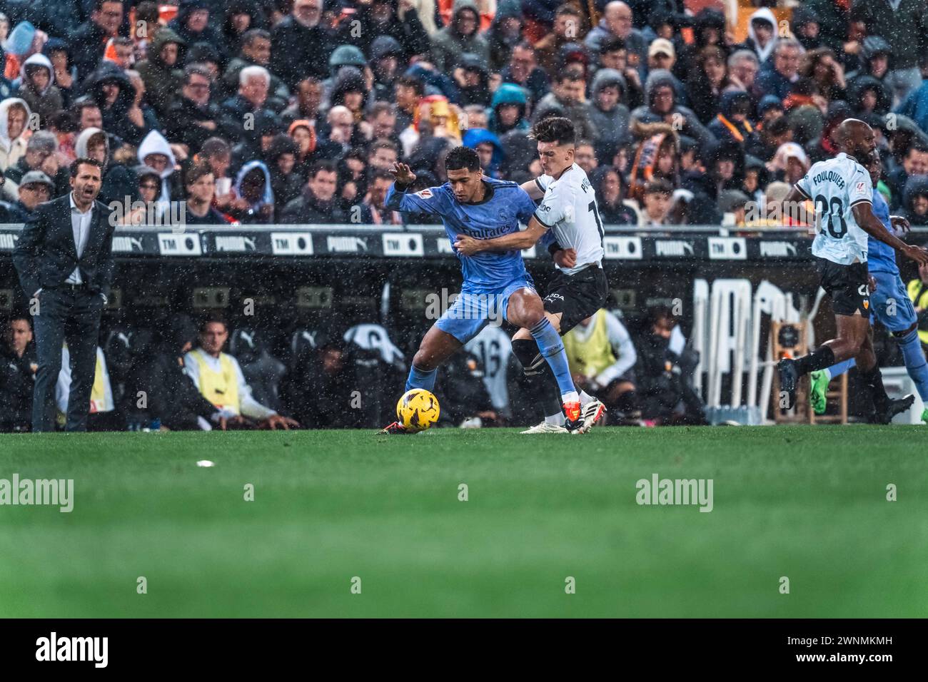 Jude Bellingham of Real Madrid and Jose Luis Pepelu of Valencia during ...