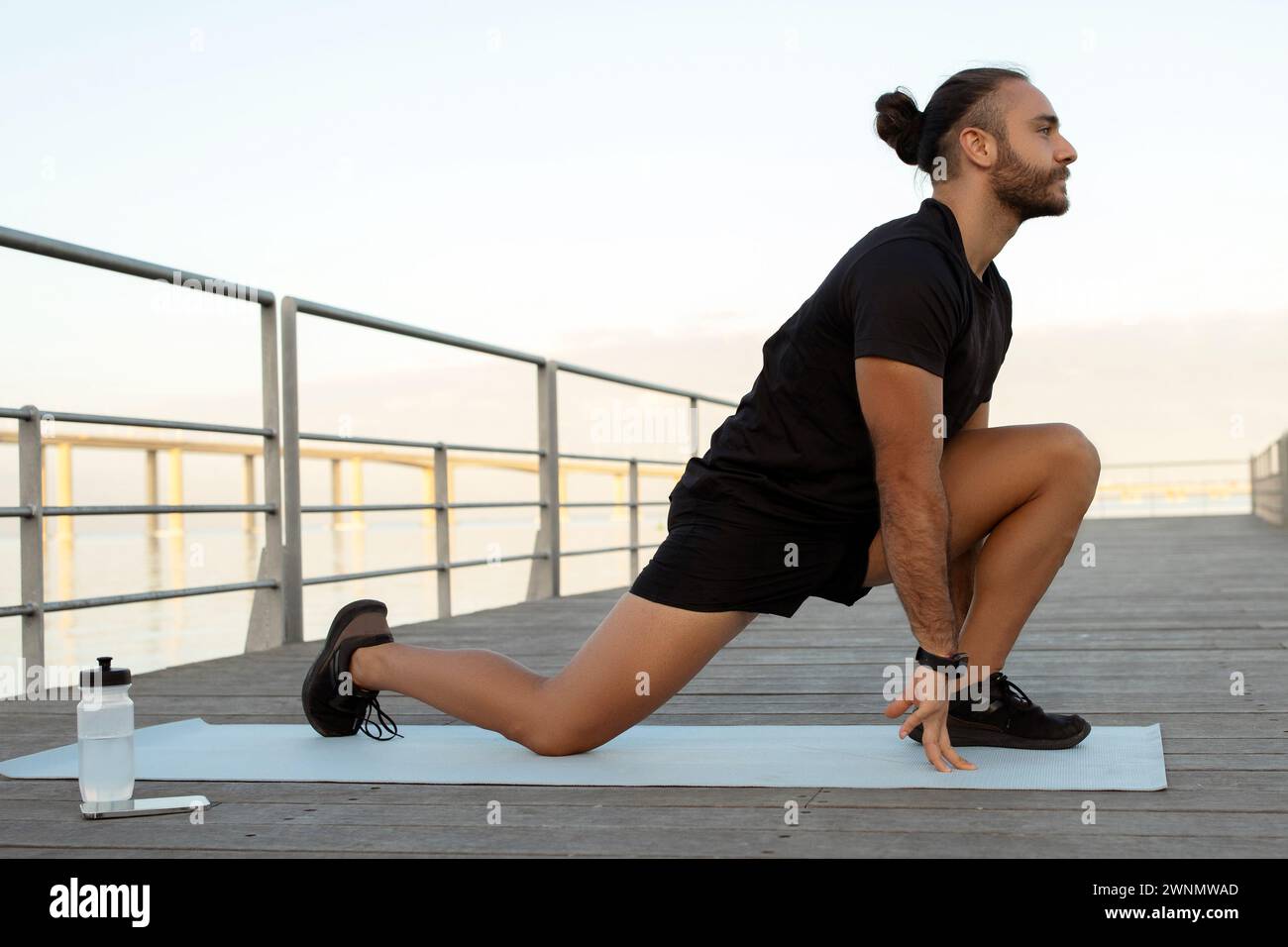 Kneeling hip flexor stretch hi-res stock photography and images - Alamy