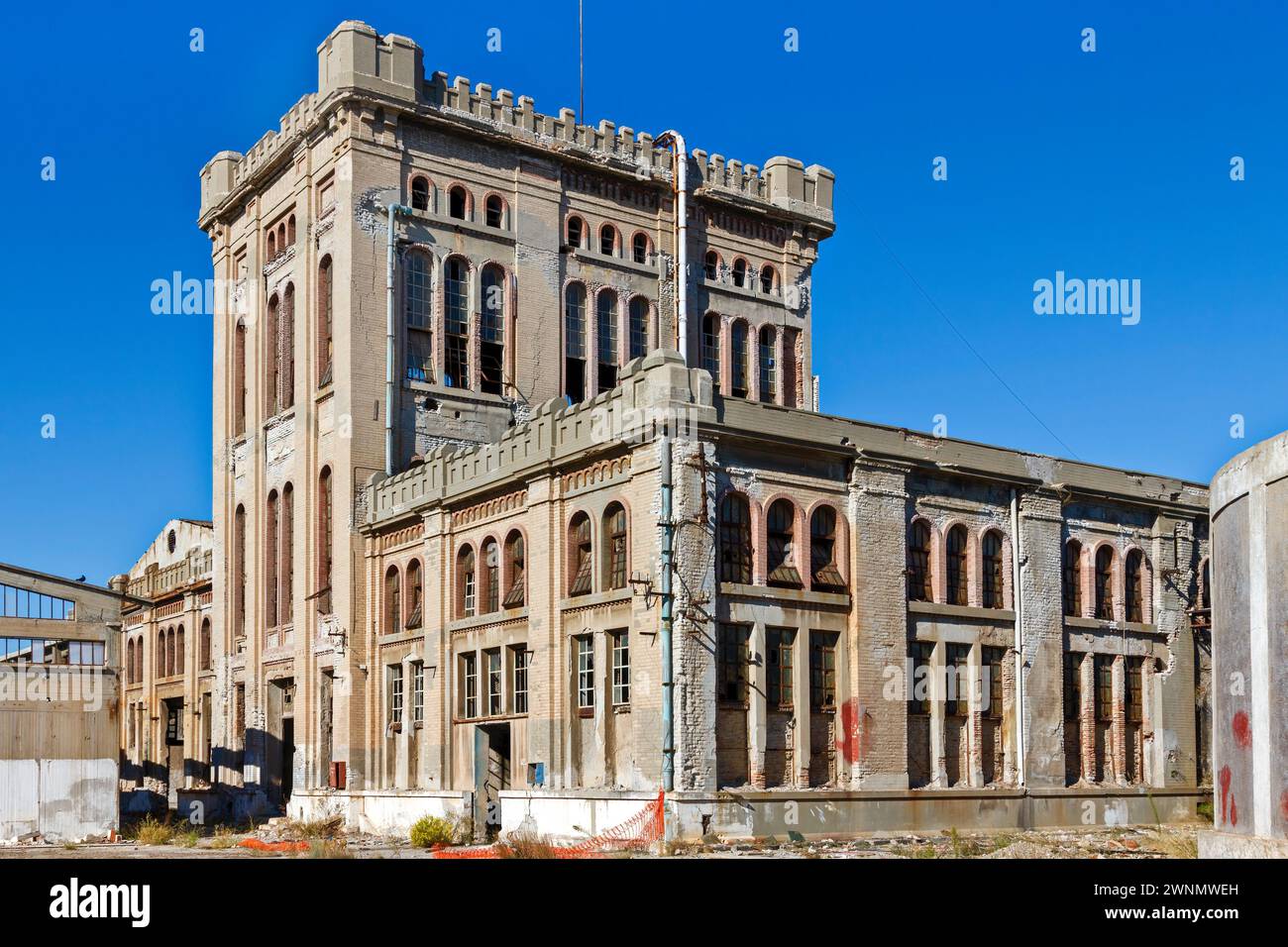 Abandoned industrial building hi-res stock photography and images - Alamy