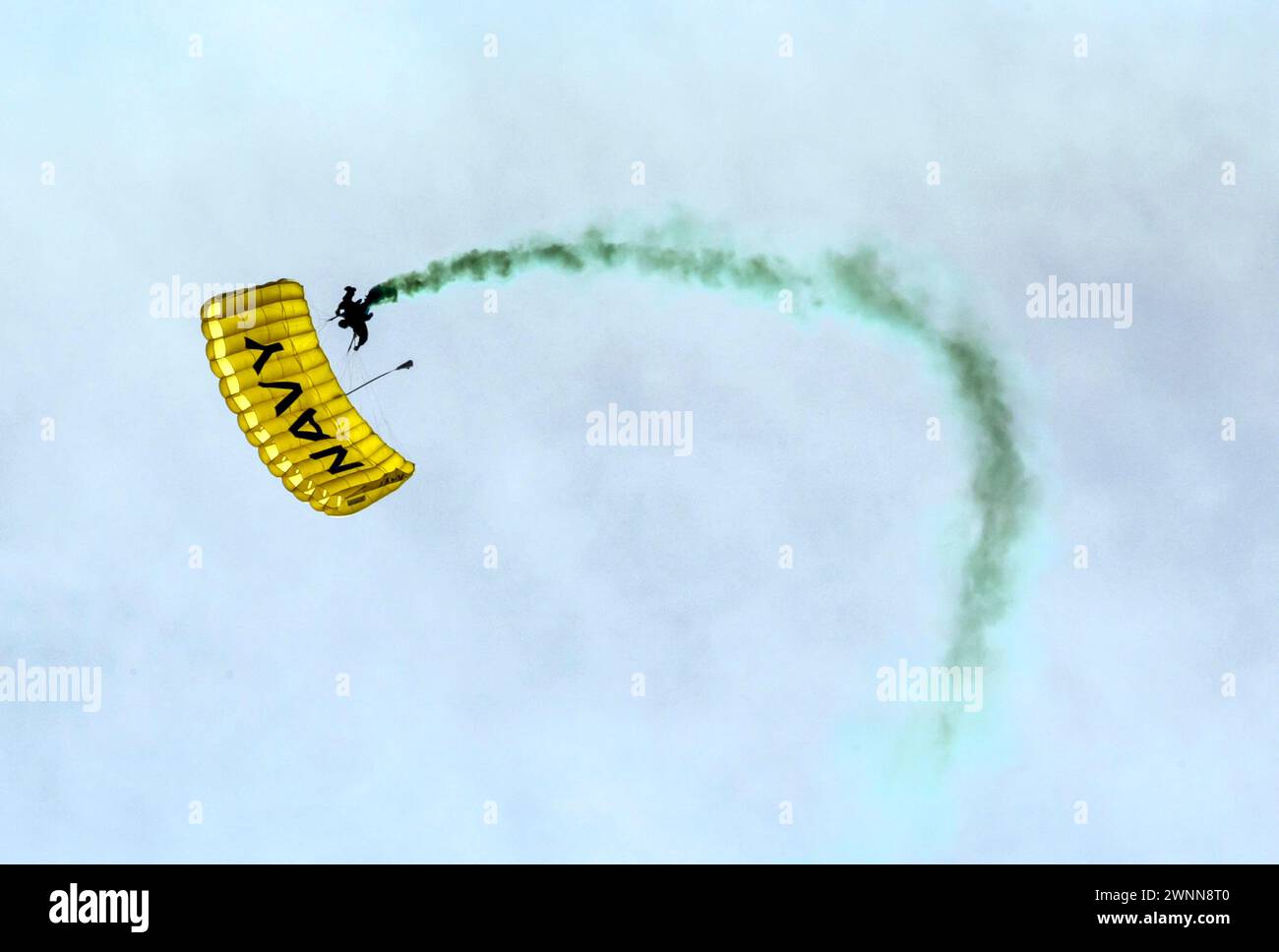 Parachute performer hi-res stock photography and images - Alamy