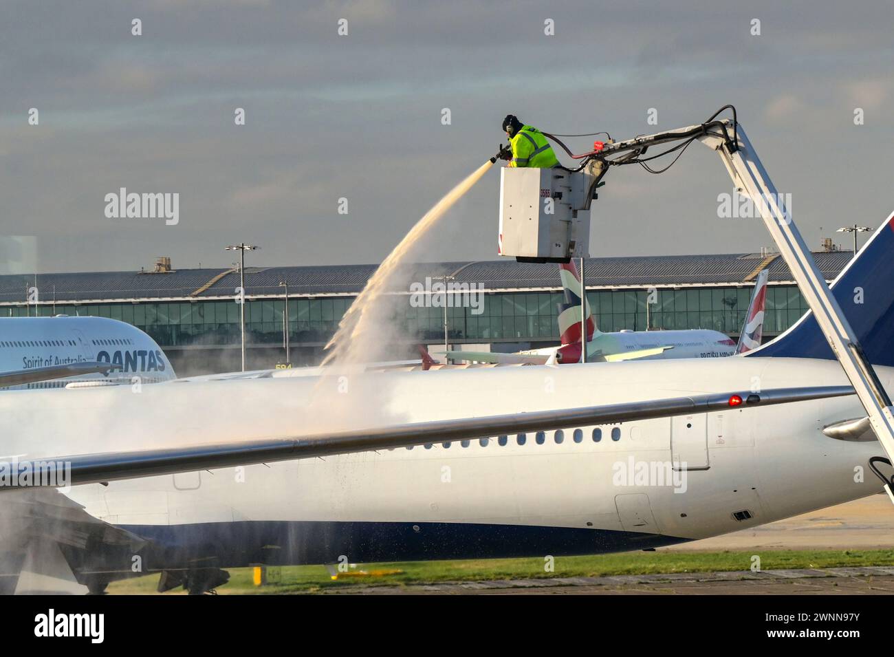 Aircraft de icing hi-res stock photography and images - Alamy