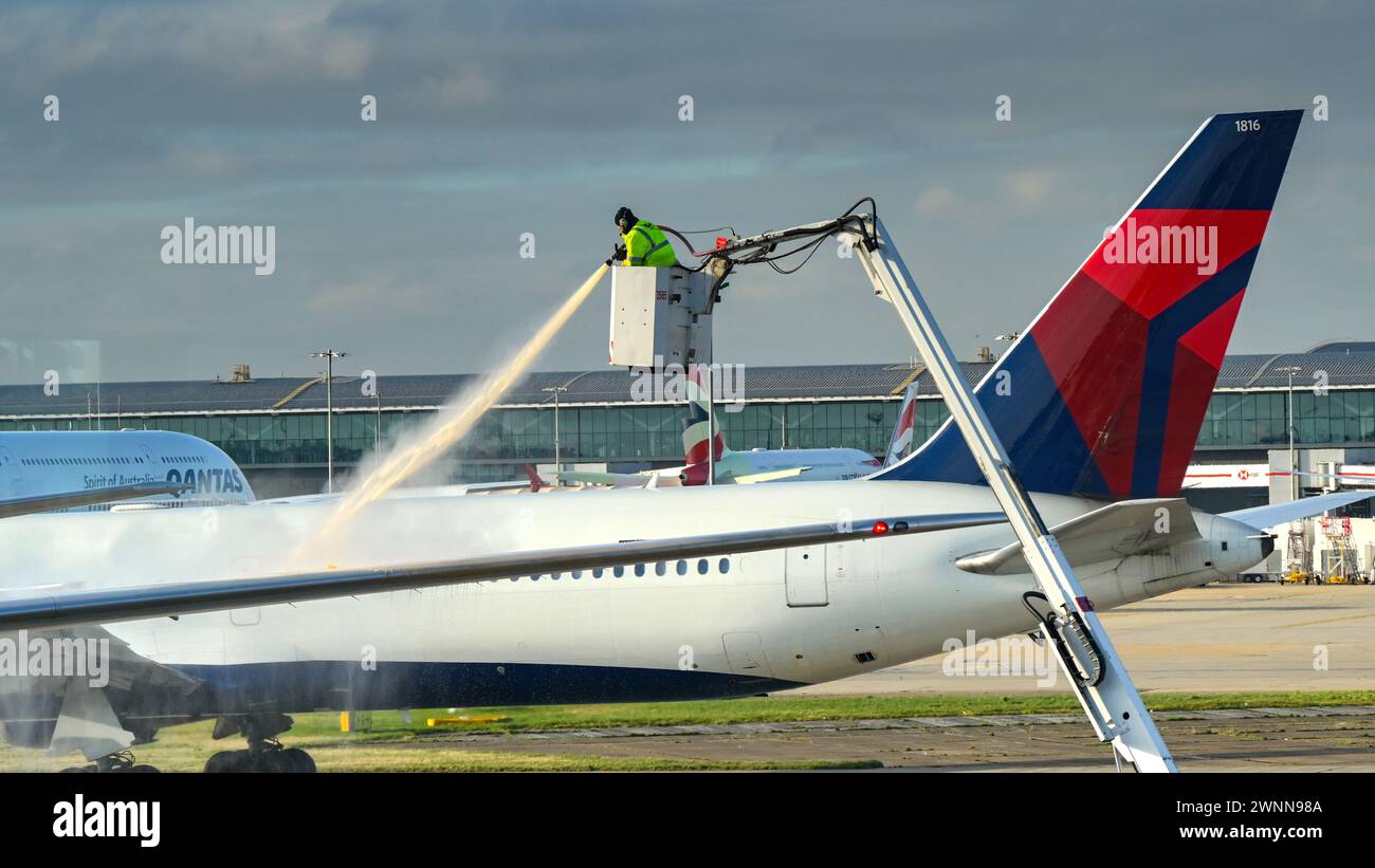 Aircraft de icing hi-res stock photography and images - Alamy