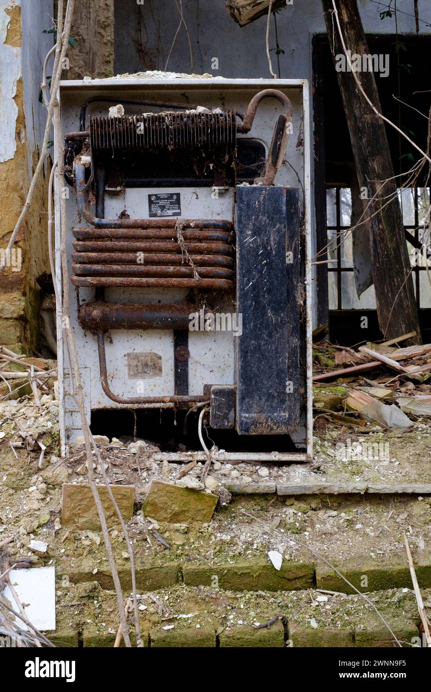 Abandoned fridge hi-res stock photography and images - Alamy