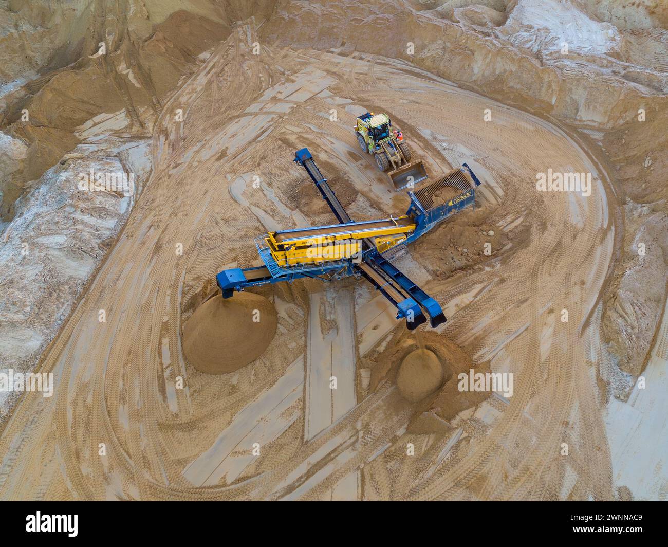 Large scale mining equipment hi-res stock photography and images - Alamy