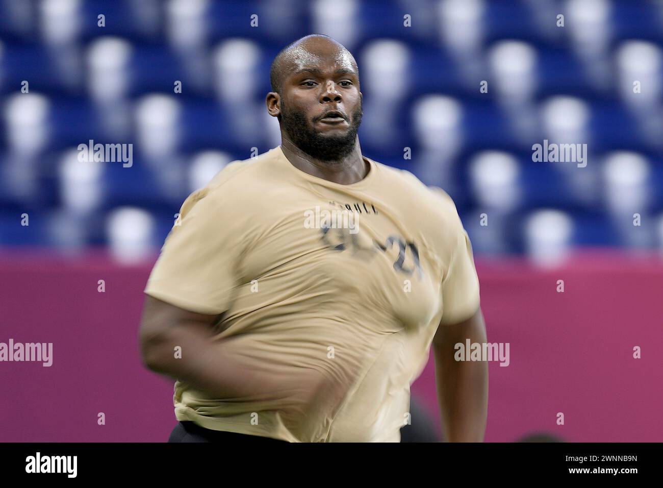 Kentucky offensive lineman Jeremy Flax runs the 40-yard dash during the ...