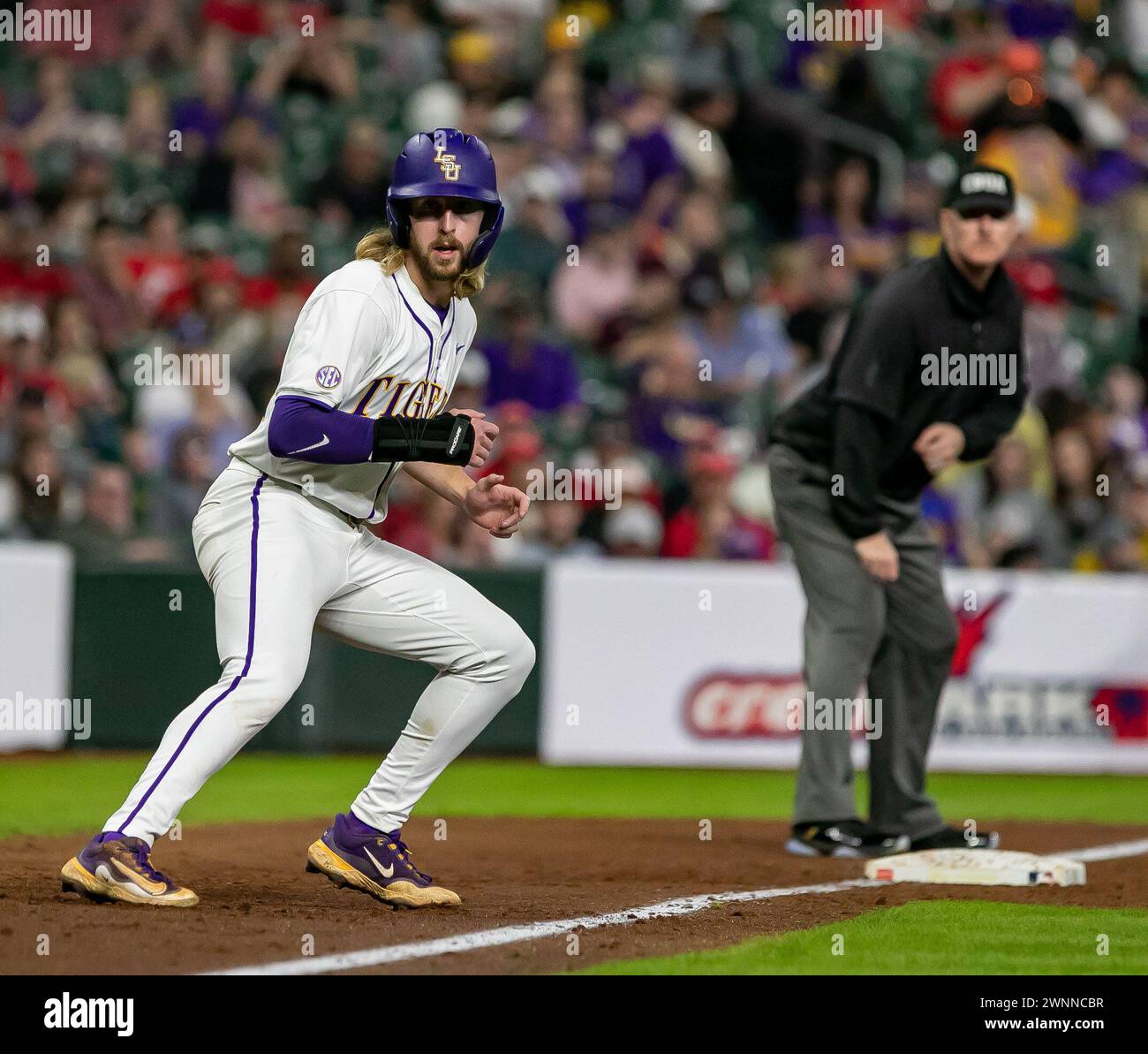 Houston, Texas, USA. 2nd Mar, 2024. LSU outfielder PAXTON KLING (28) watches a pitch during ...