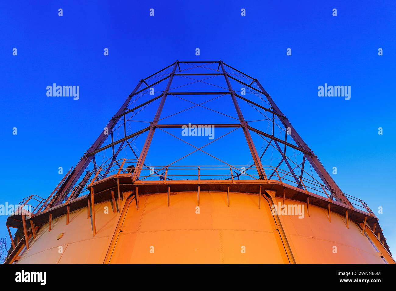 Leeds gas storage tank hi-res stock photography and images - Alamy