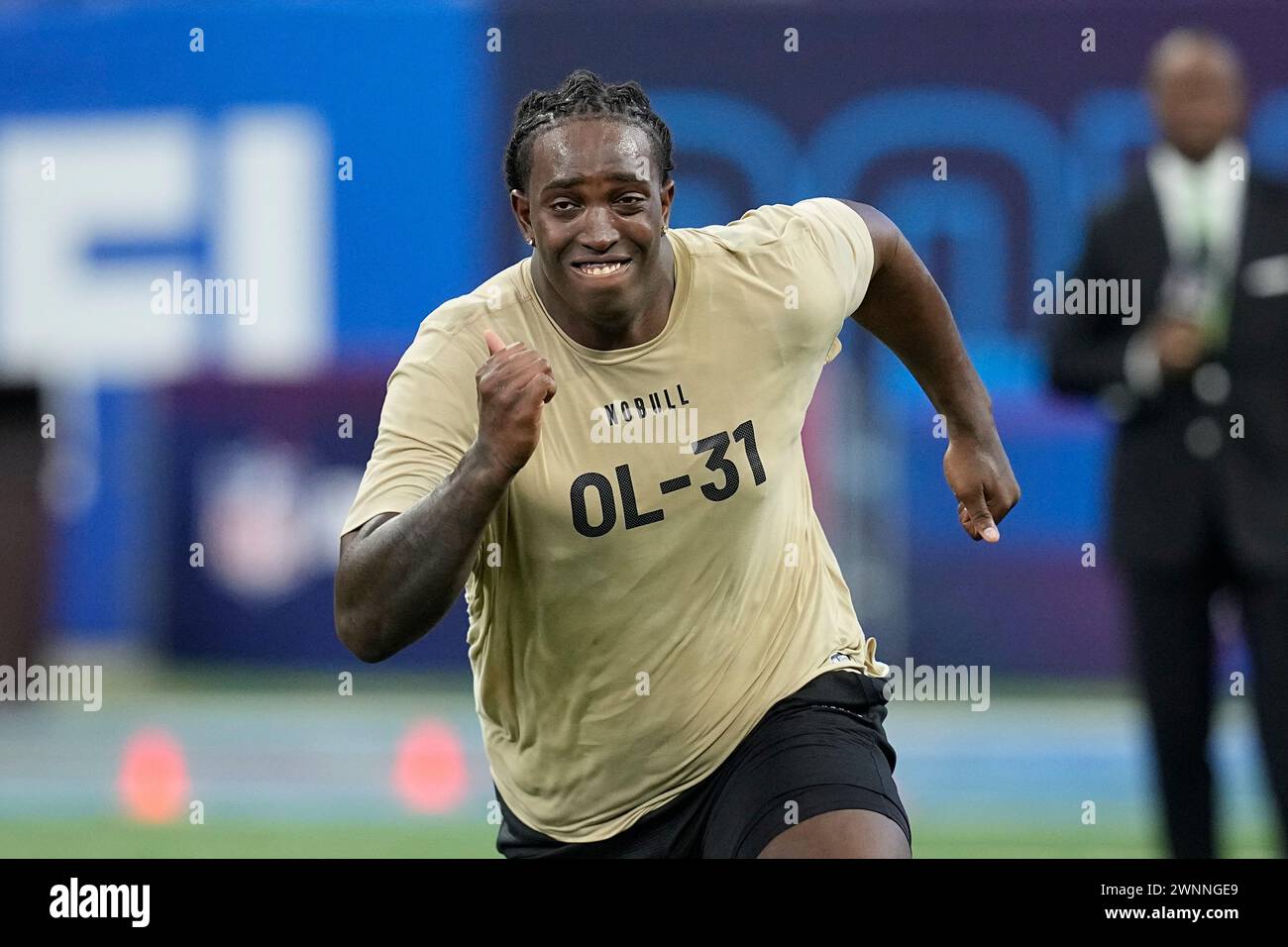 Oklahoma offensive lineman Tyler Guyton runs a drill at the NFL ...