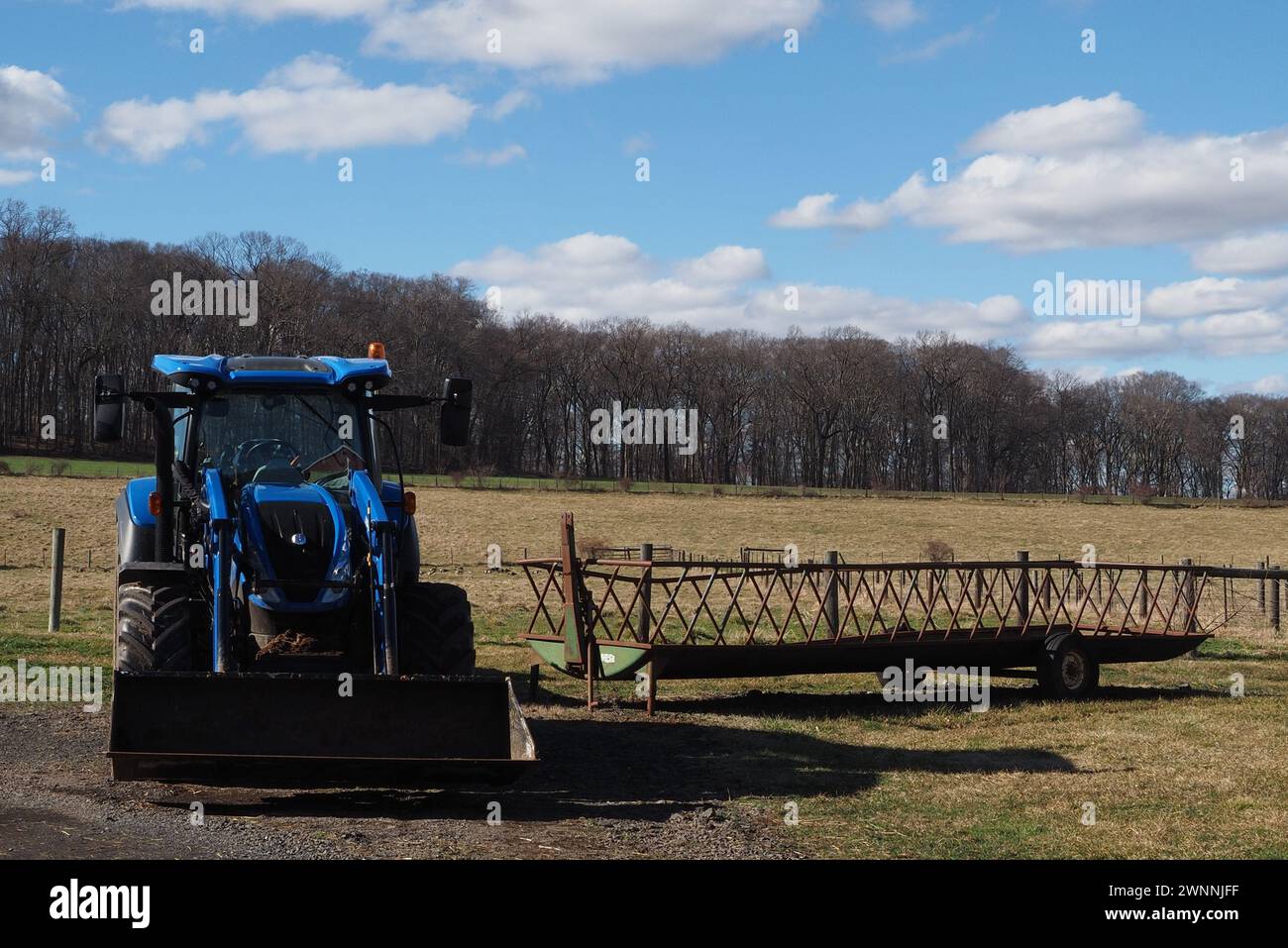 Barn tall grass hi-res stock photography and images - Alamy