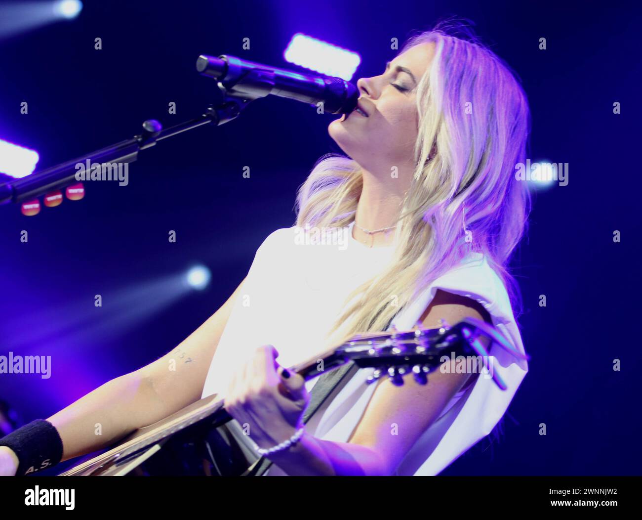 Countrysängerin Alana Springsteen beim C2C 2024 in Berlin Auftritt beim ...