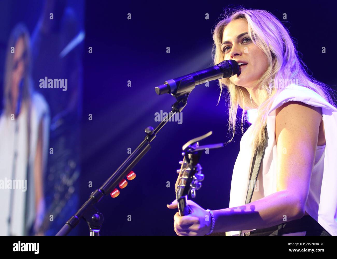 Countrysängerin Alana Springsteen beim C2C 2024 in Berlin Auftritt beim ...