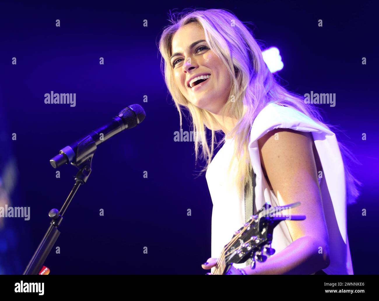 Countrysängerin Alana Springsteen beim C2C 2024 in Berlin Auftritt beim ...