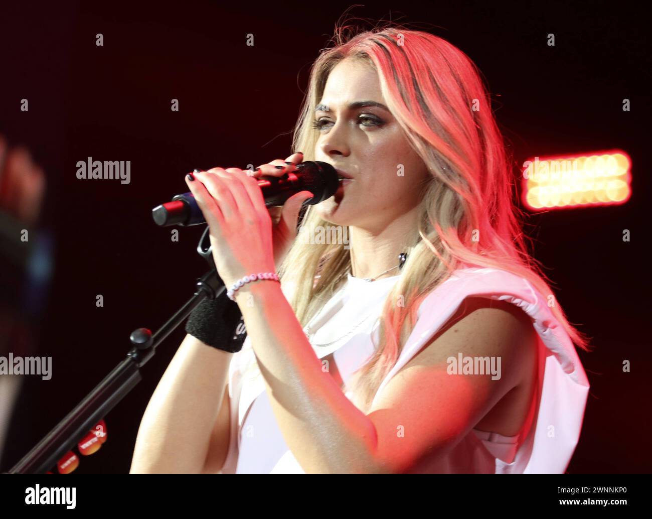 Countrysängerin Alana Springsteen beim C2C 2024 in Berlin Auftritt beim ...