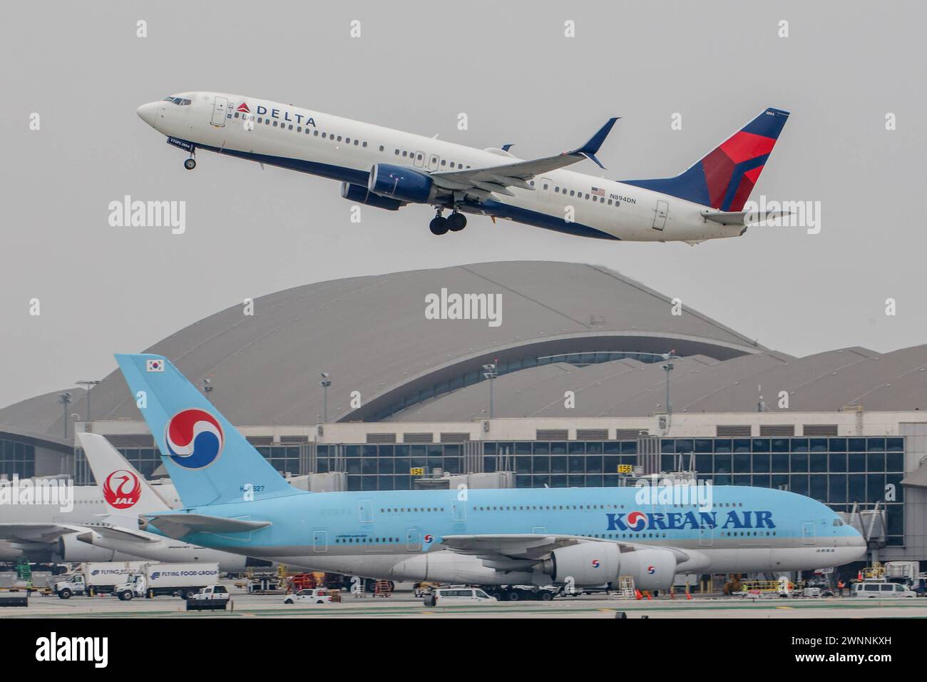N894DN Delta Air Lines Boeing 737-932ER und HL7627 Korean Air Airbus ...