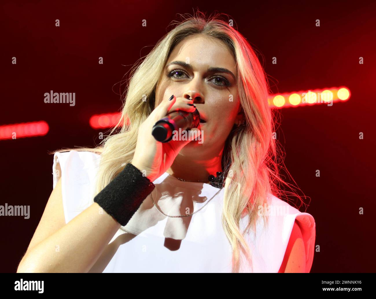 Countrysängerin Alana Springsteen beim C2C 2024 in Berlin Auftritt beim ...