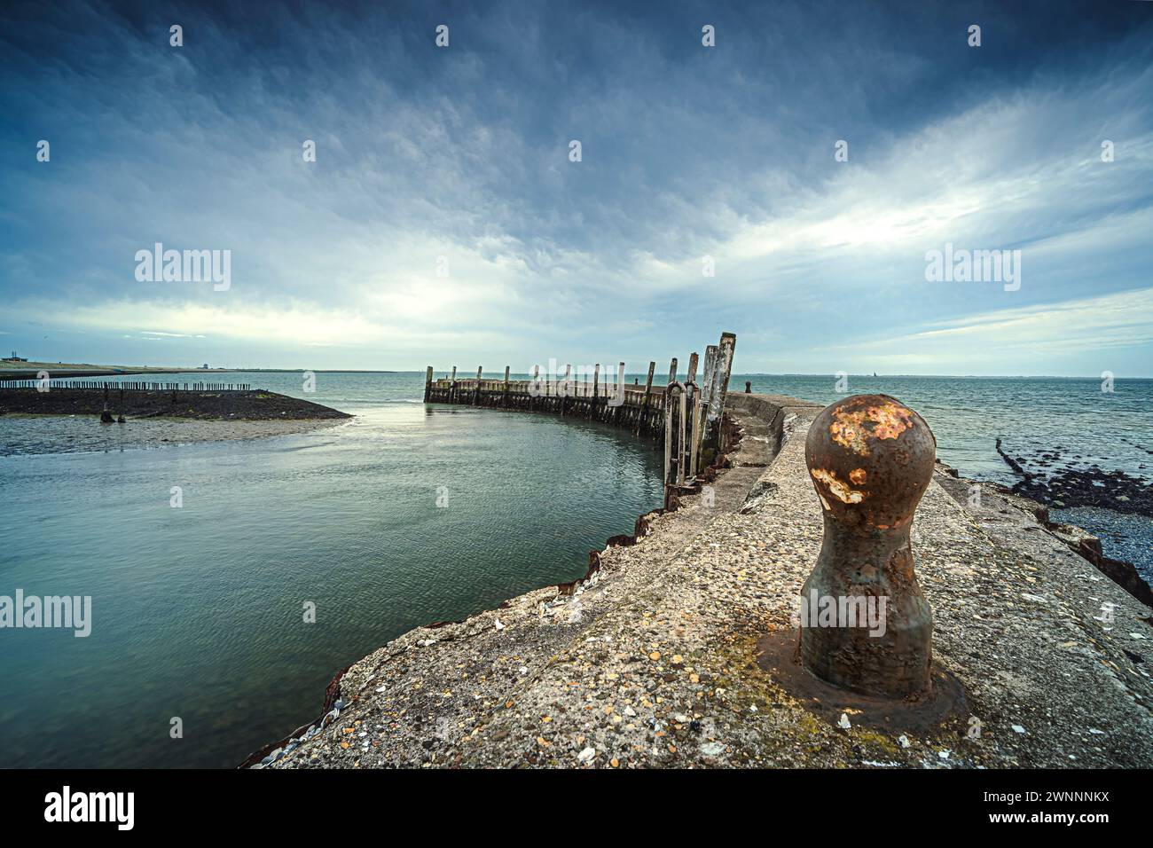 Broken wharf history hi-res stock photography and images - Alamy