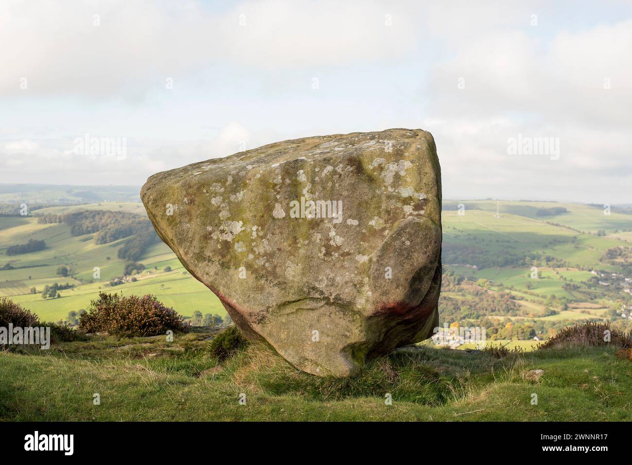 Boulder standing upright on Baslow Edge, Derbyshire, UK Stock Photo - Alamy