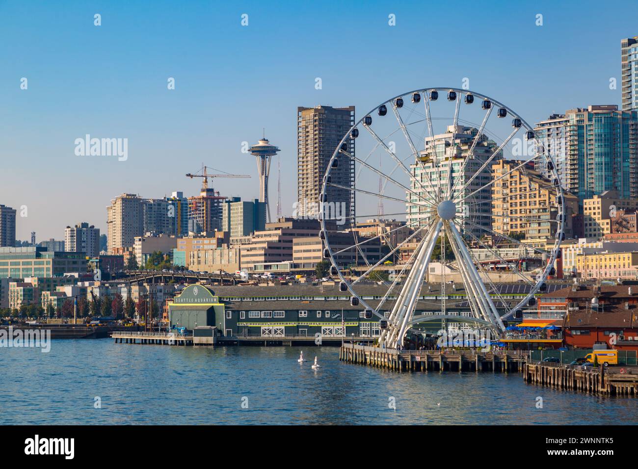 Great Seattle Wheel and downtown Seattle city skyline from the Puget ...