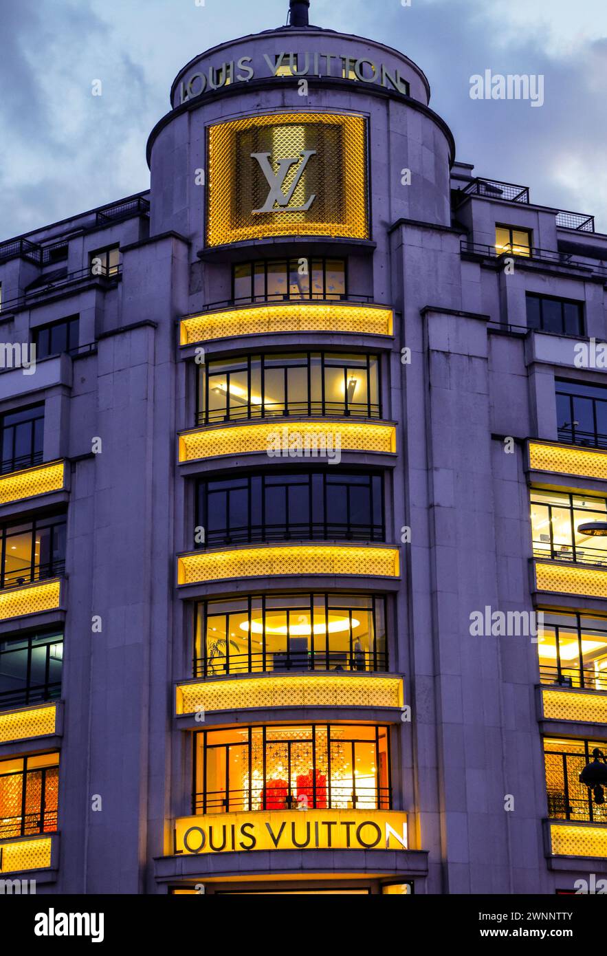 UN BATIMENT LOUIS VUITTON EN FORME DE MALLE SUR LES CHAMPS ELYSEES ...