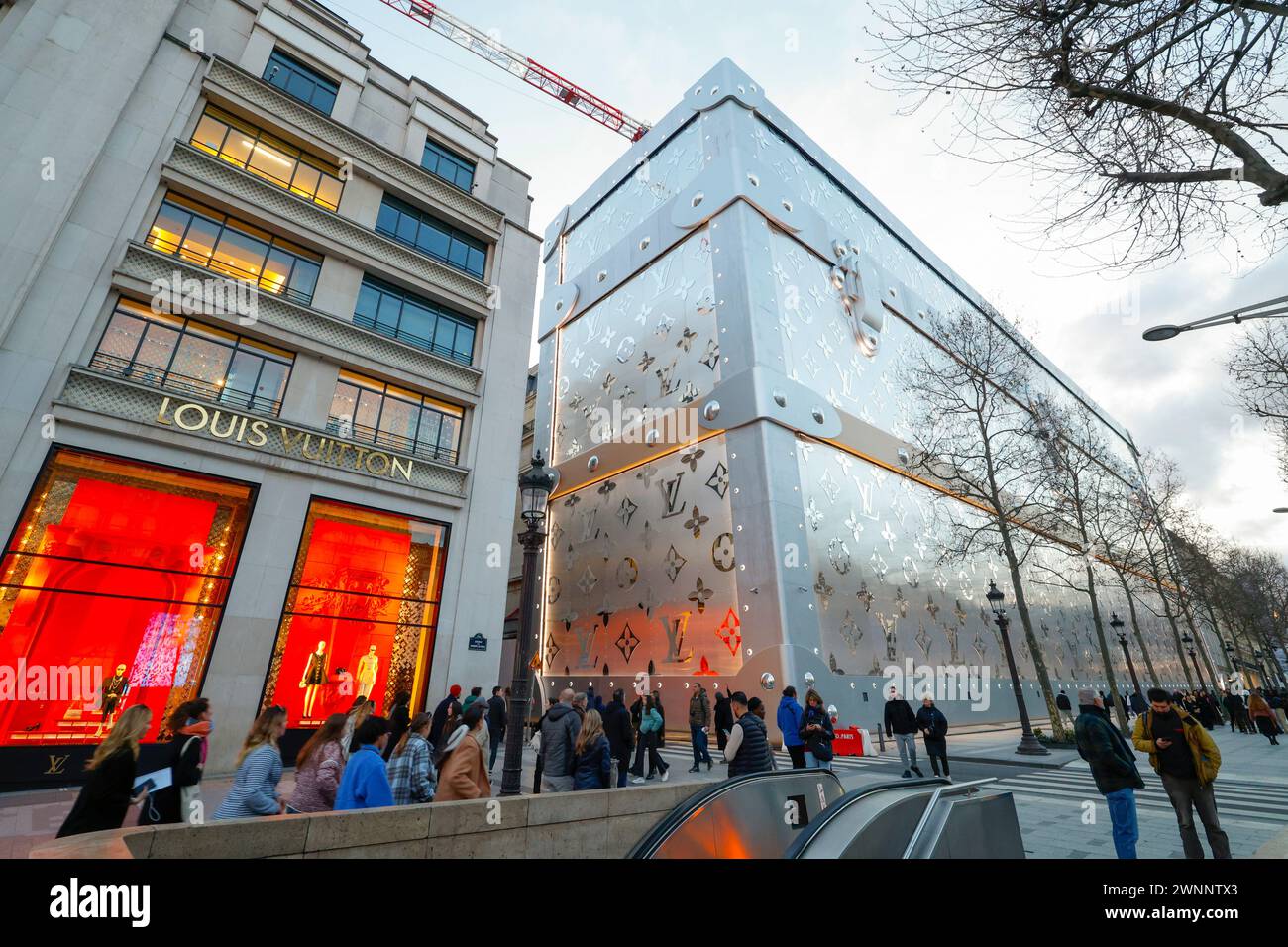 A MAMMOTH LOUIS VUITTON TRUNK ON THE CHAMPS ELYSEES PARIS Stock Photo - Alamy