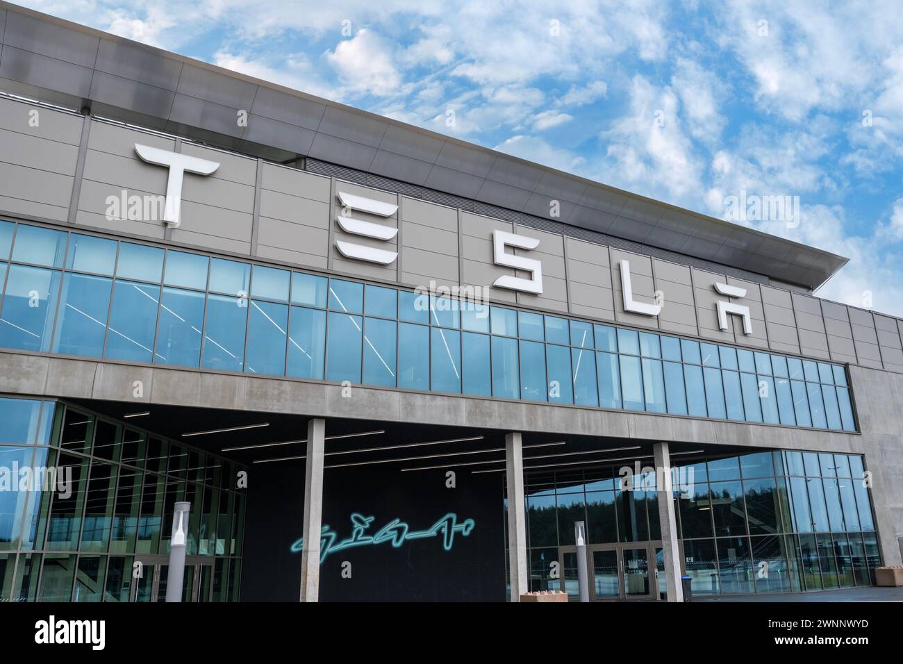 Tesla gigafactory berlin brandenburg hi-res stock photography and ...