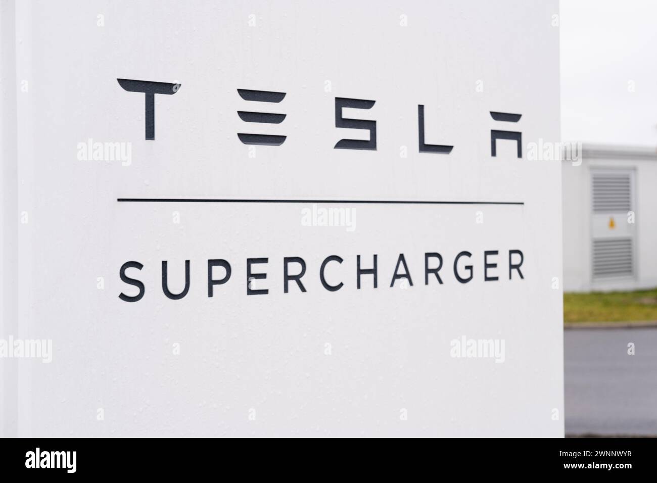 logo Tesla supercharger v4 mit Lounge deutscher Fabrik Giga Berlin ...