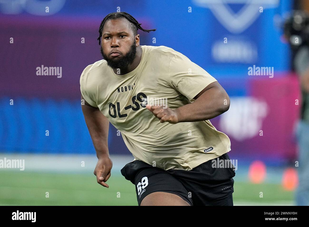 Georgia offensive lineman Sedrick Van Pran-Granger runs a drill at the ...
