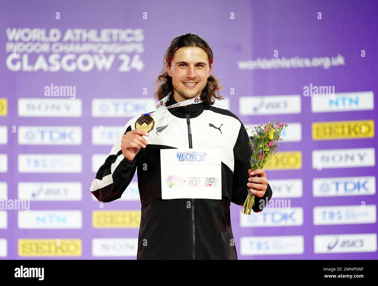 New Zealand's Geordie Beamish celebrates gold on the podium for the Men ...