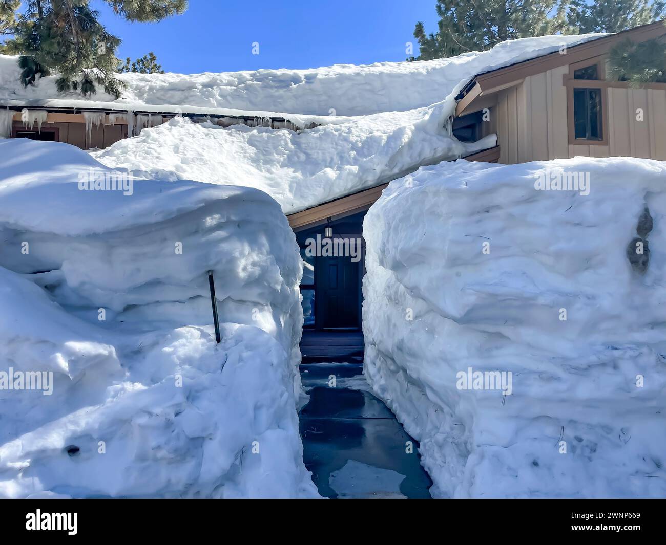 Record snow mammoth lakes hi-res stock photography and images - Alamy