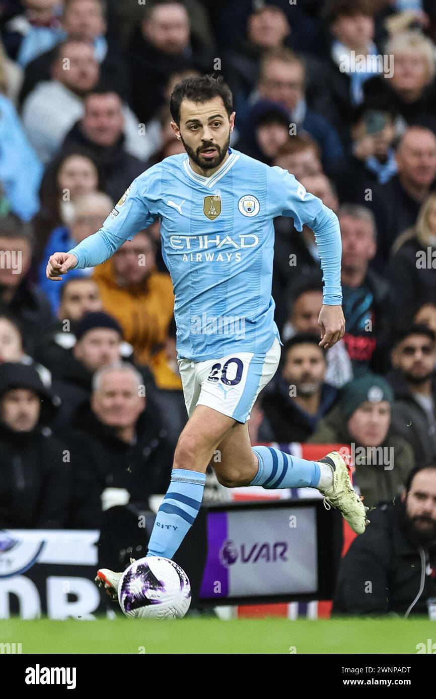 Bernardo Silva of Manchester City breaks with the ball during the ...