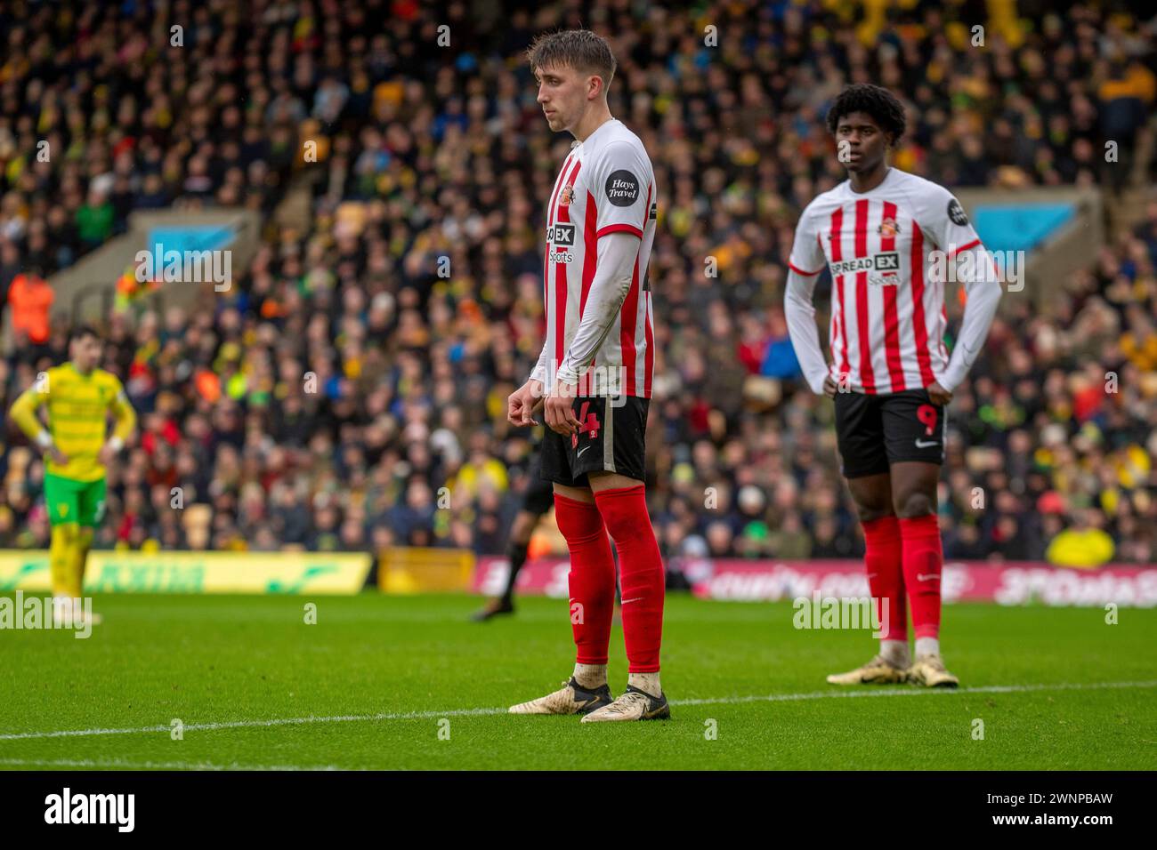 Dan Neil of Sunderland waits for a corner with Luís Hemir of Sunderland ...