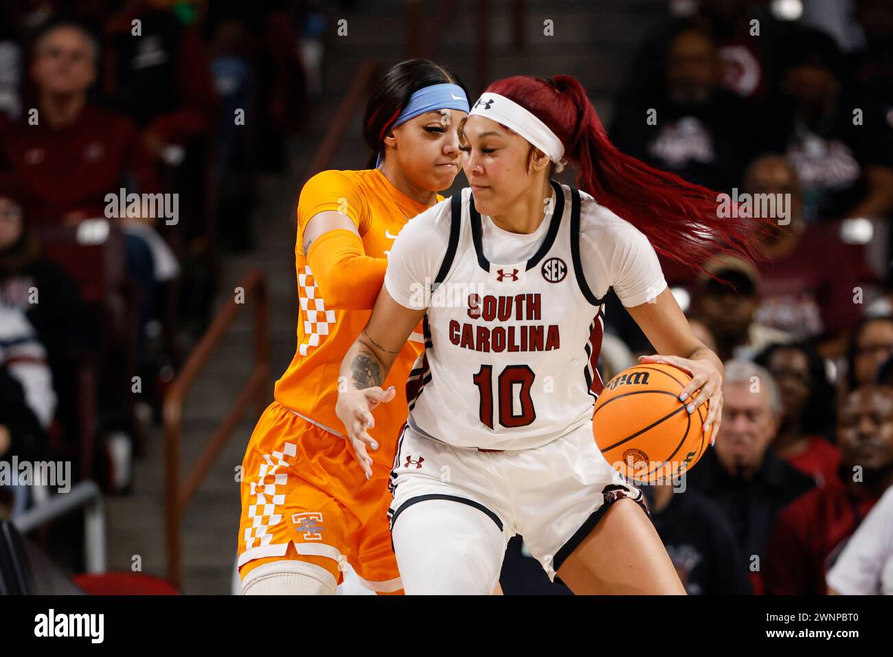 South Carolina center Kamilla Cardoso (10) drives against Tennessee ...