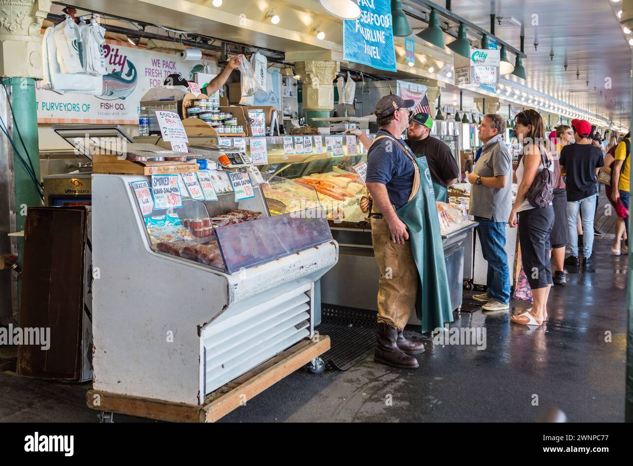 Customers buying fresh fish at the famous Pike Place Fish Market in ...
