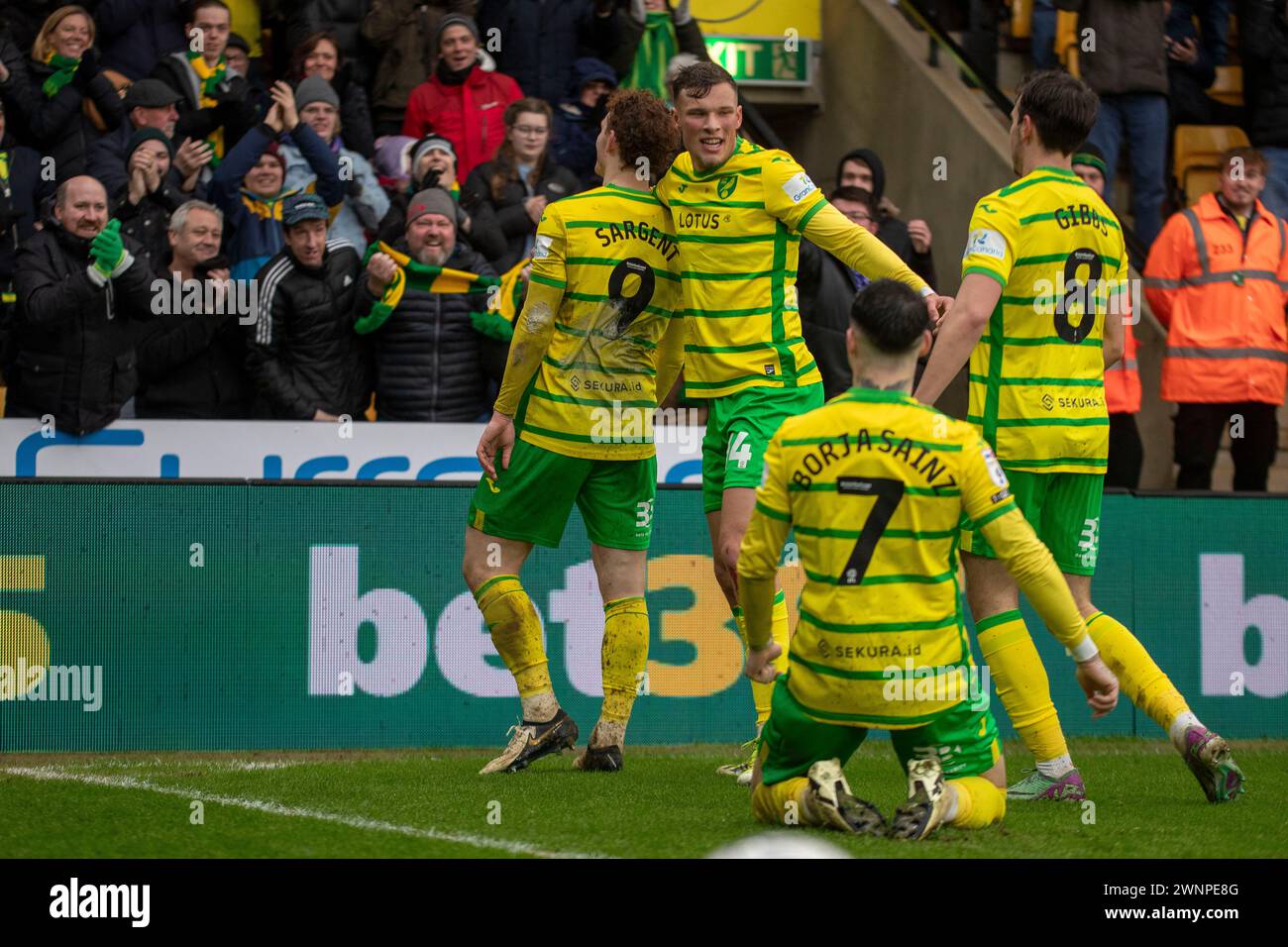 Josh Sargent of Norwich City celebrates with Norwich City players ...