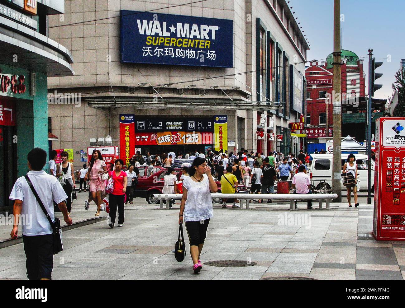 Chinese walmart hi-res stock photography and images - Alamy