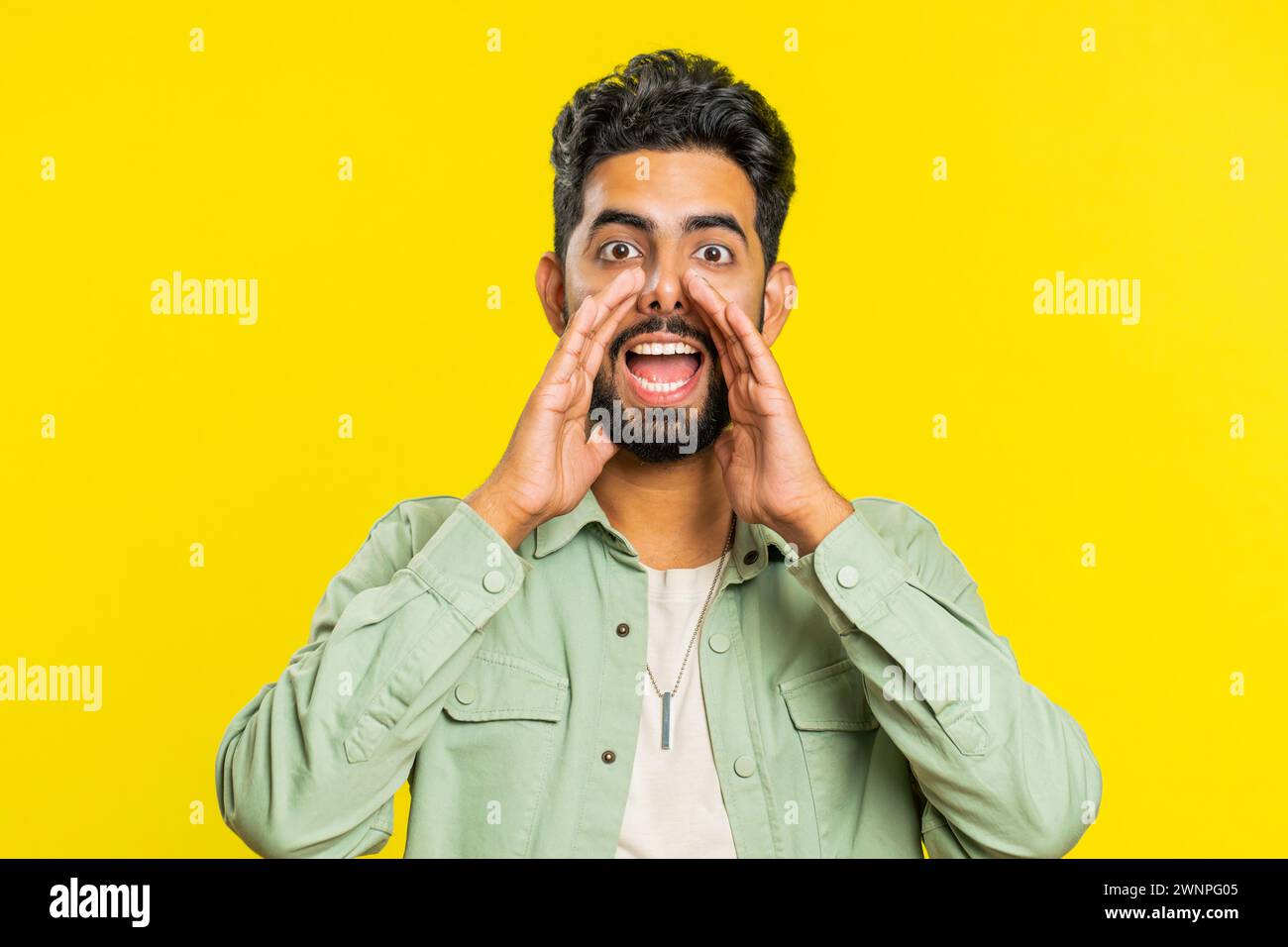 Happy Indian young man yell, shout to camera, promotion advertisement ...