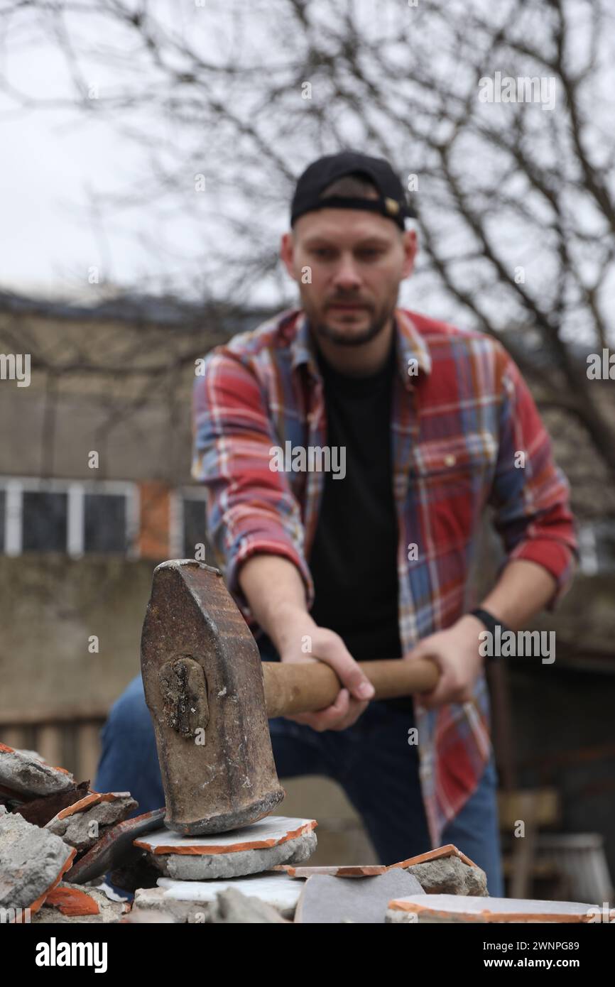 Breaking bricks hi-res stock photography and images - Alamy