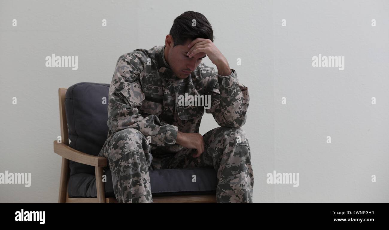 Sitting officer uniform waiting military hi-res stock photography and ...