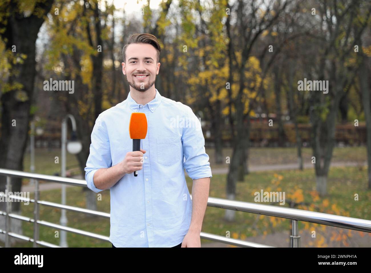Media announcer outdoors hi-res stock photography and images - Alamy