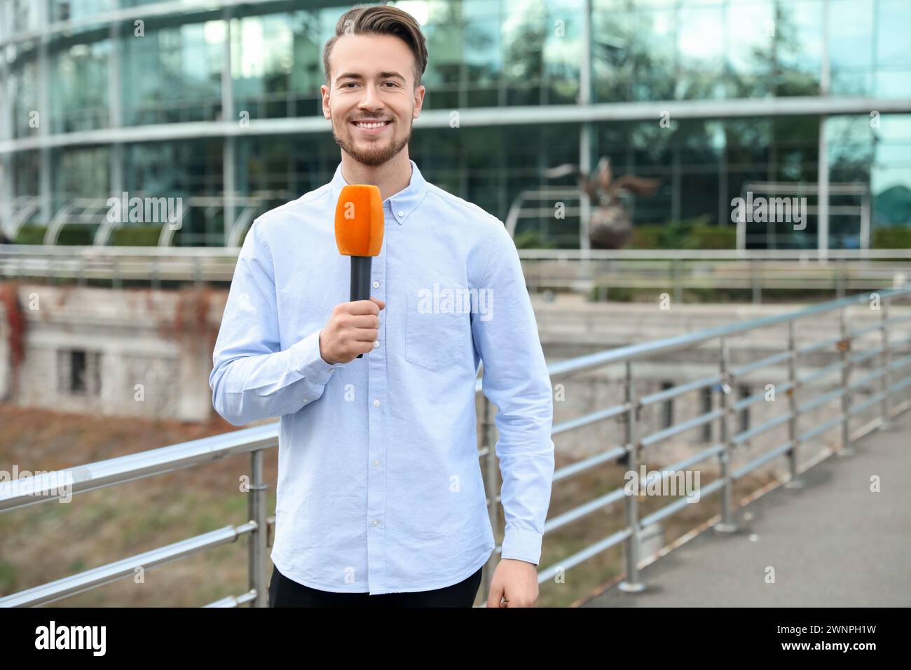 Media announcer outdoors hi-res stock photography and images - Alamy