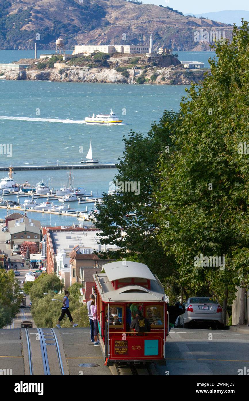 Riders on San Francisco's famous cable cars Stock Photo - Alamy