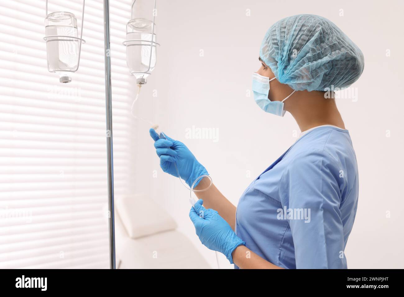 Nurse setting up IV drip in hospital Stock Photo - Alamy