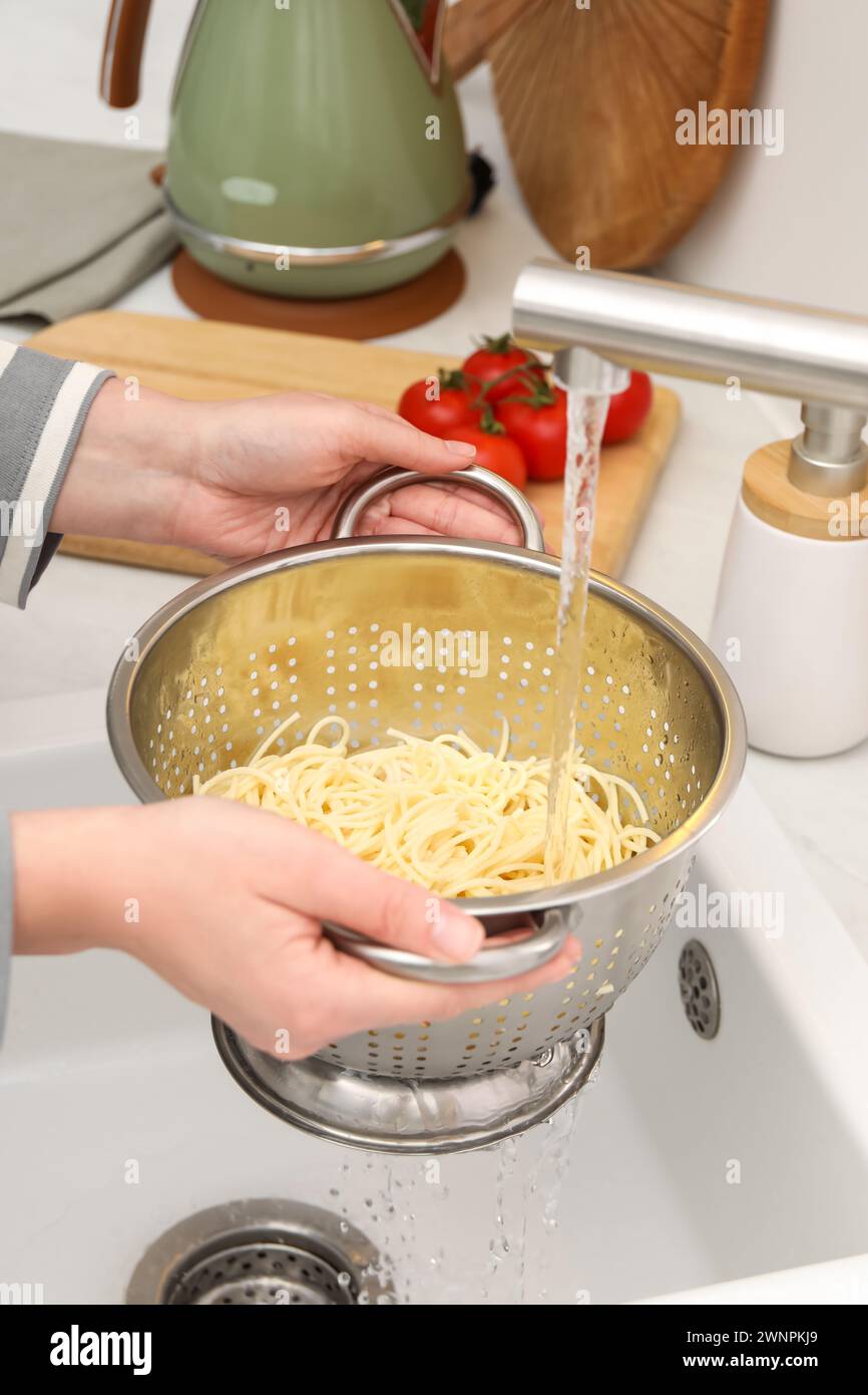 Woman rinsing spaghetti pasta hot hi-res stock photography and images ...